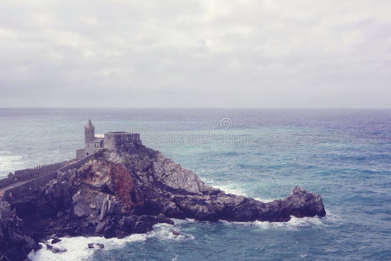 Castillo En El Medio Del Mar Imagen de archivo - Imagen de tintineo ...