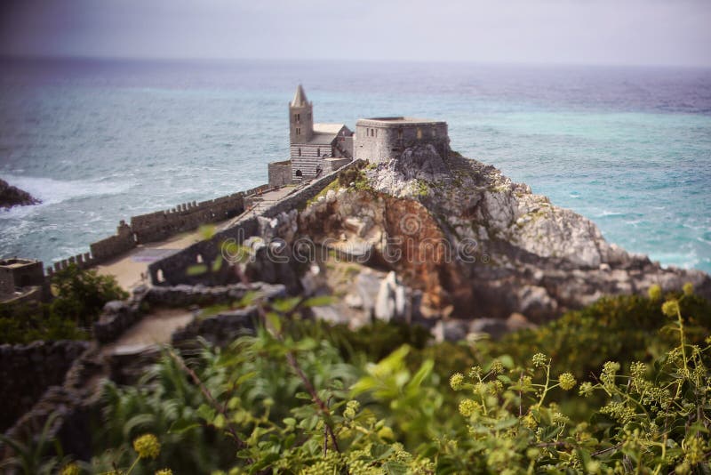Castillo En El Medio Del Mar Imagen de archivo - Imagen de tintineo ...