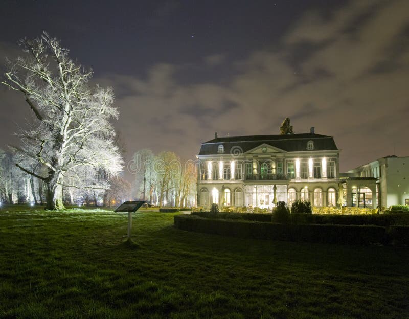 Castillo en la noche imagen de archivo. Imagen de noche - 5045665