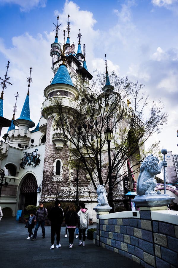 Castillo En Lotte World Magic Island Imagen editorial - Imagen de cielo ...