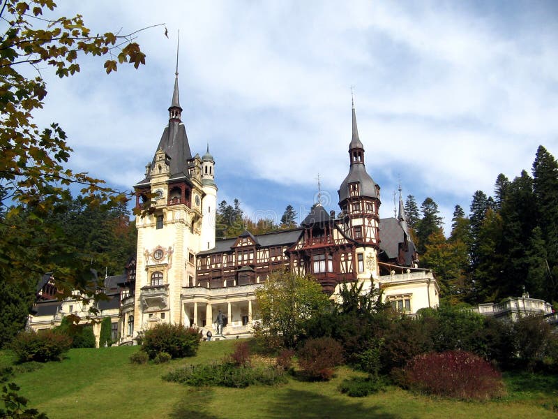 Castillo en Rumania foto de archivo. Imagen de monumental - 2162516