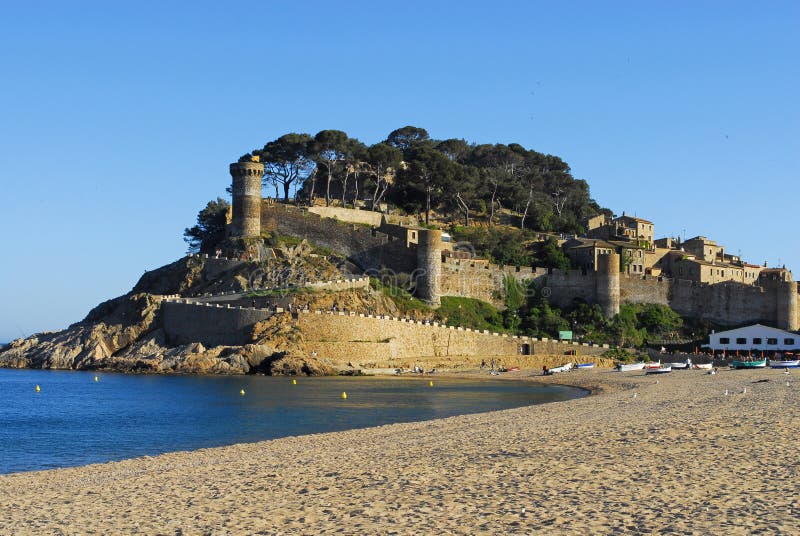 Viejos canones en Tánger imagen de archivo. Imagen de herramienta ...