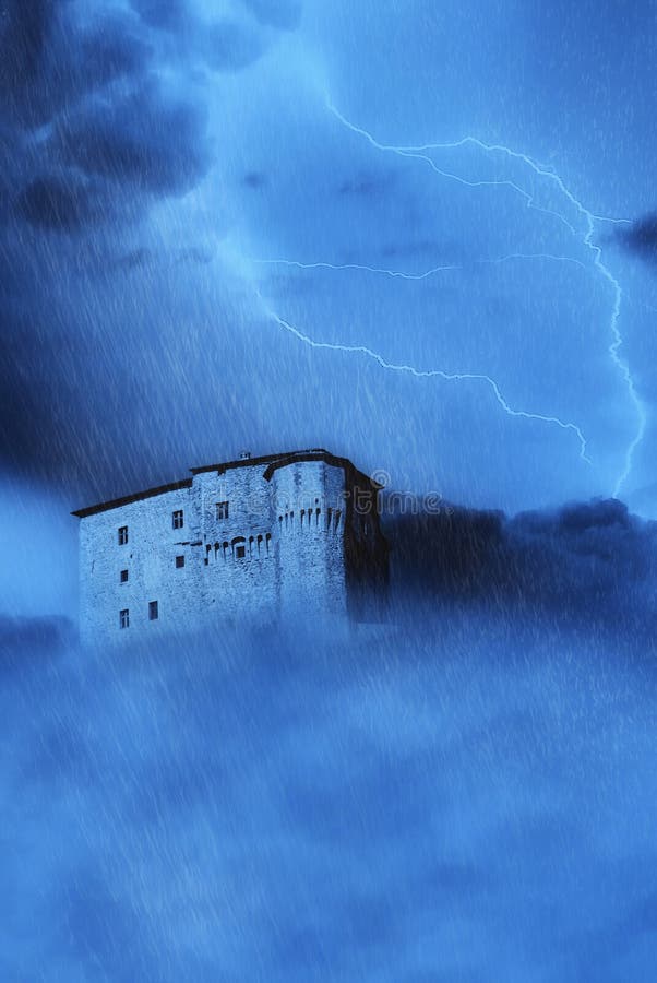 Castillo espectral imagen de archivo. Imagen de azul - 15255861