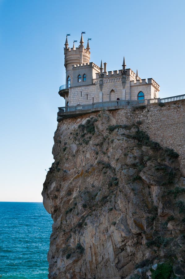 Castillo Fantástico En Una Roca Foto de archivo - Imagen de belleza ...