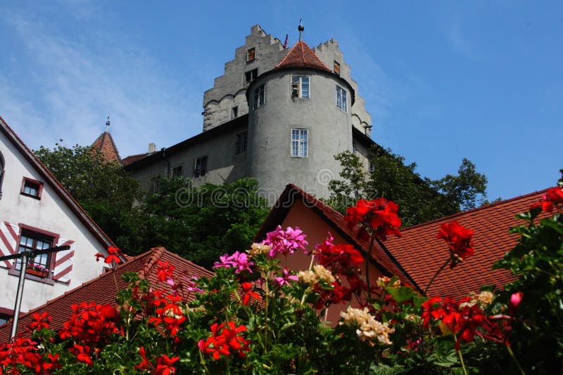Castillo Gris En El Primero Plano Y La Cadena, El Fondo De La Pieza ...