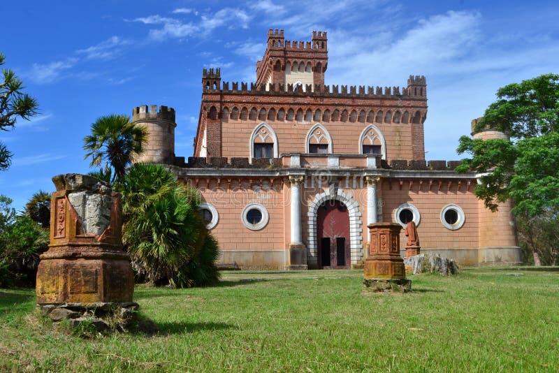 Fachada Del Castillo De Piria Con Estilo Medieval Imagen de archivo ...