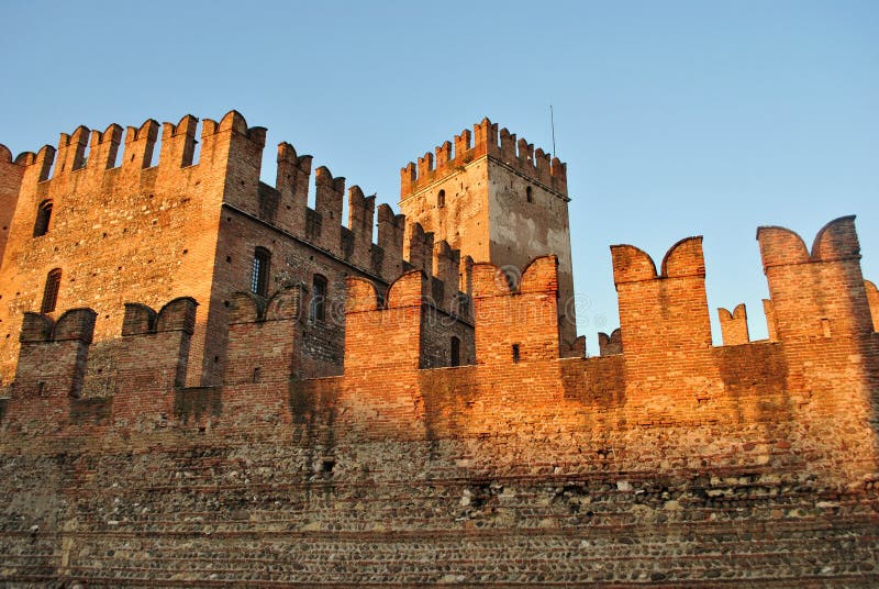 Castillo medieval imagen de archivo. Imagen de cortina - 16467633