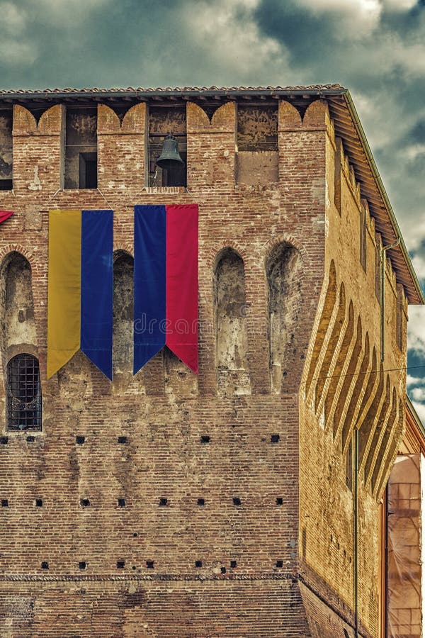 Castillo Medieval Con Las Banderas Imagen de archivo - Imagen de ...