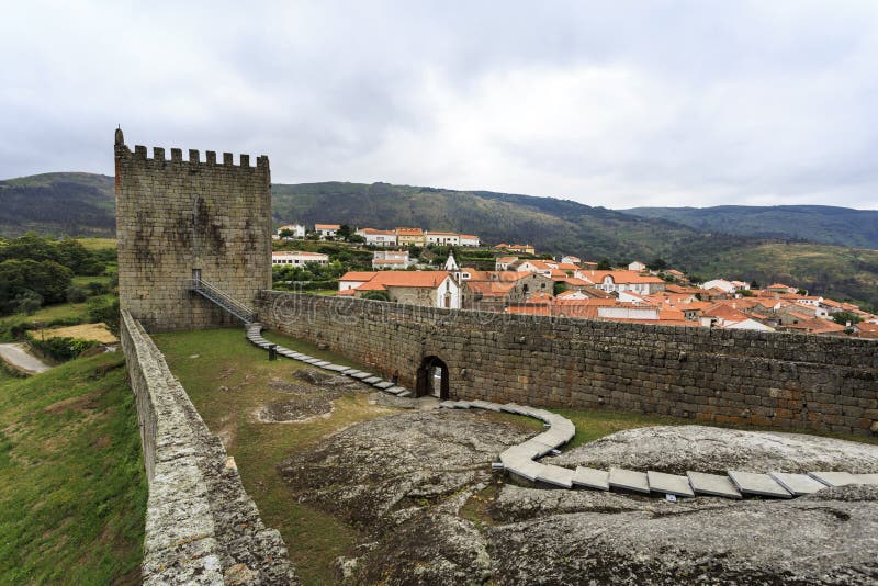 Castillo Medieval De Linhares DA Beira Foto de archivo - Imagen de ...
