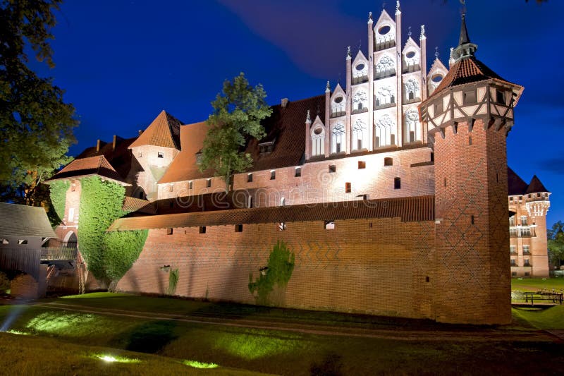 Castillo Medieval En La Noche Foto de archivo - Imagen de cruzado ...