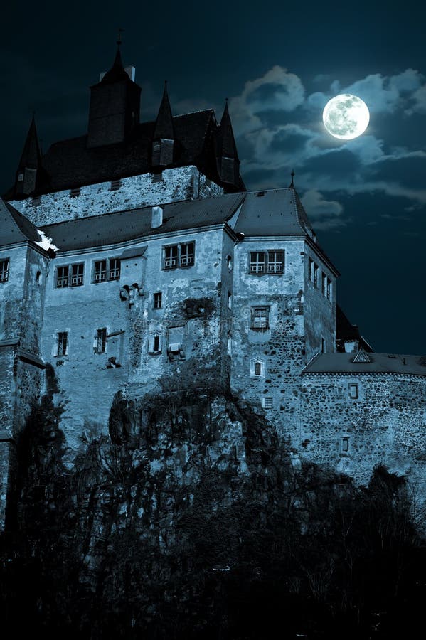Castillo Medieval En La Noche Foto de archivo - Imagen de ventana ...