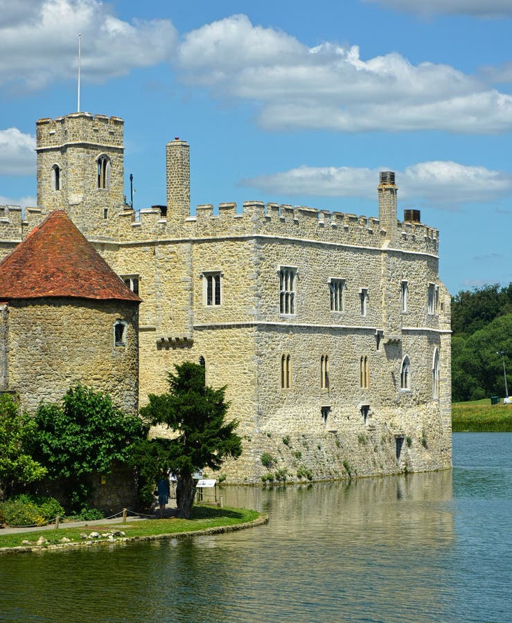 Castillo Medieval Inglés Con La Fosa, Leeds, Kent, Reino Unido Imagen ...