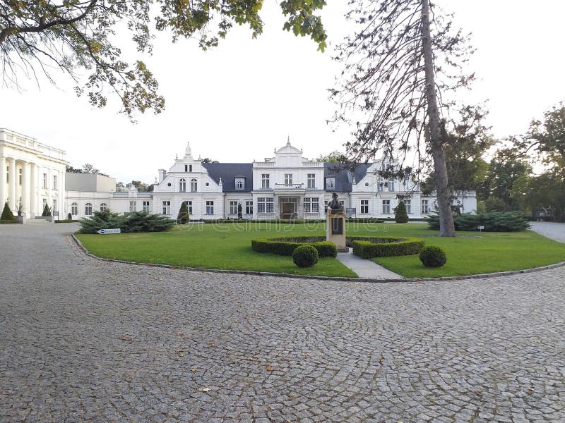 Castillo moderno foto de archivo. Imagen de casa, patio - 187514376