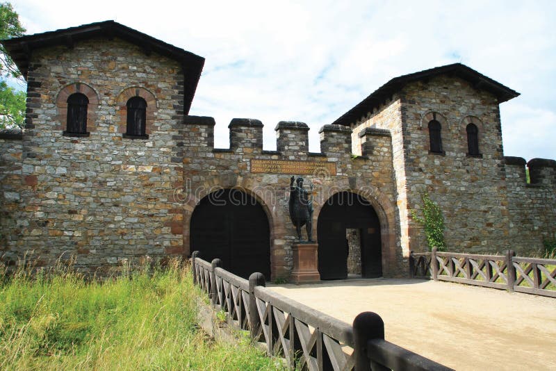 Castillo romano Saalburg foto de archivo. Imagen de azul - 5758088