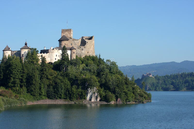 Castillo sobre el lago imagen de archivo. Imagen de caballero - 6117483