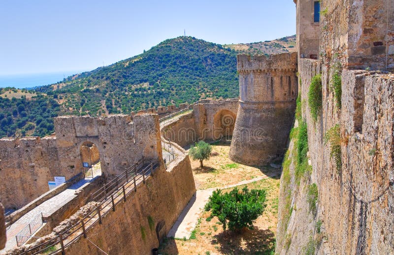 Castillo Suabio De Rocca Imperiale Calabria Italia Foto de archivo ...