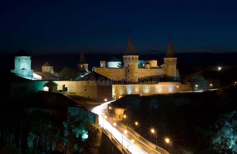 Castillo viejo en la noche imagen de archivo. Imagen de exterior - 11717267