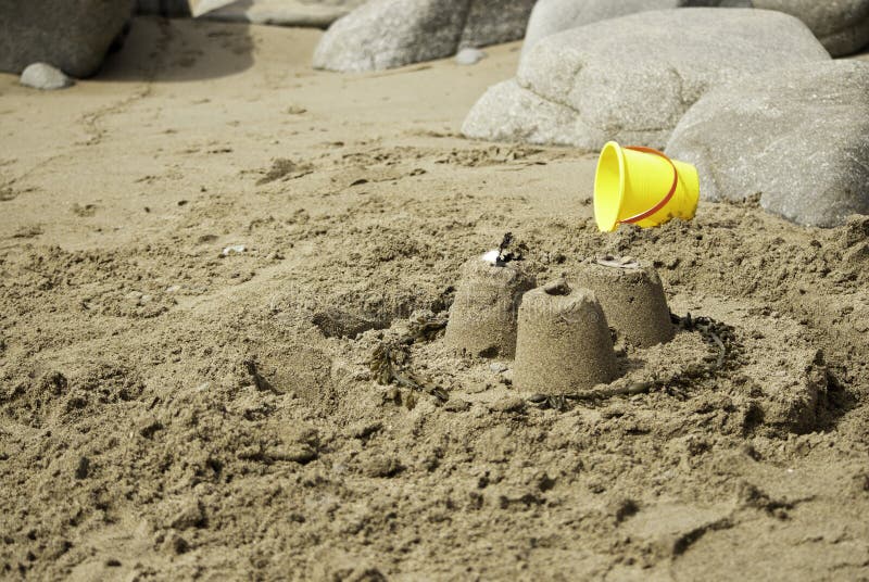 Castillo De Arena Y Y Edificio De La Empanada Con El Cubo Y La Espada ...