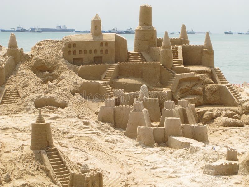 Castillos De Arena Del Edificio En La Playa Imagen de archivo - Imagen ...