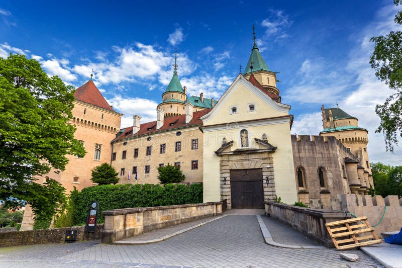 Castle in Bojnice editorial photography. Image of entrance - 280435552