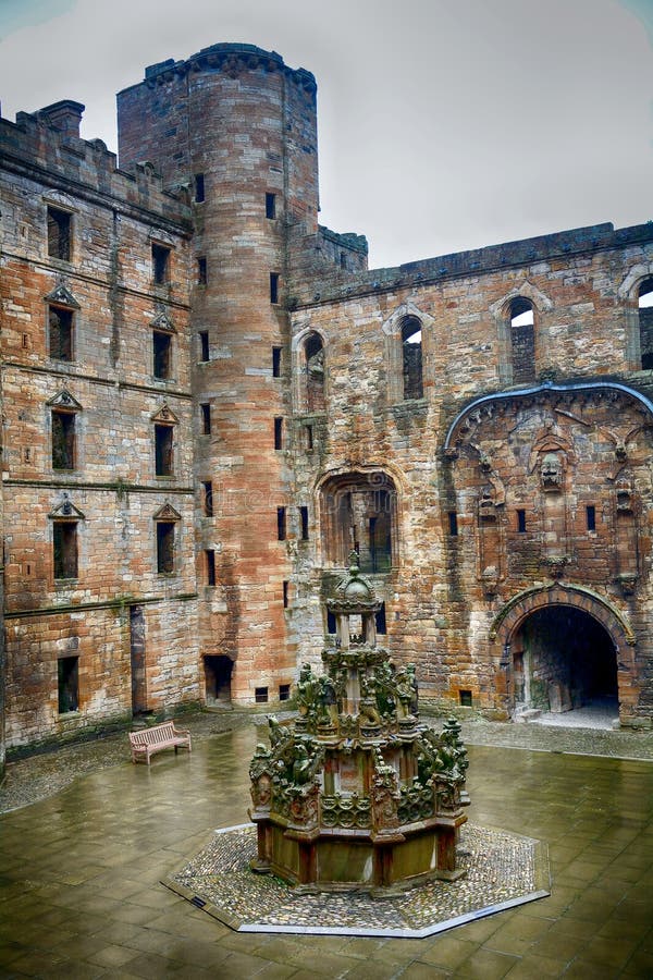 Castle, Linlithgow, Scotland Editorial Image - Image of fountain ...