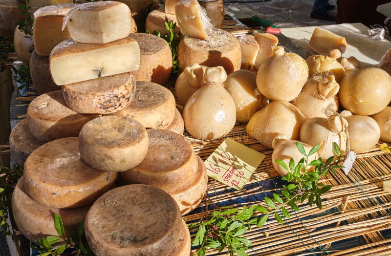 Casu Marzu, Fromage Sarde Aux Vers Photo stock - Image du larves ...