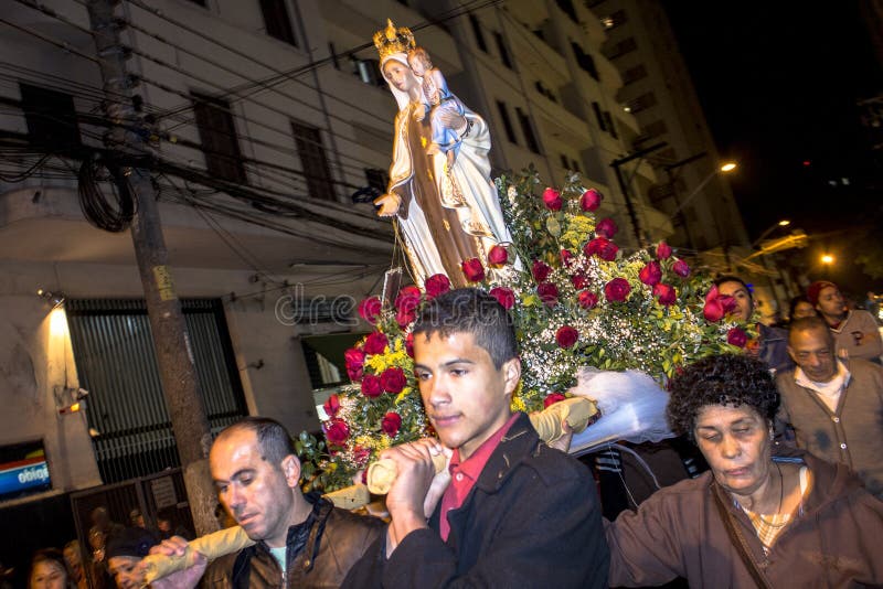 Católico da procissão imagem editorial. Imagem de tradicional - 62751950