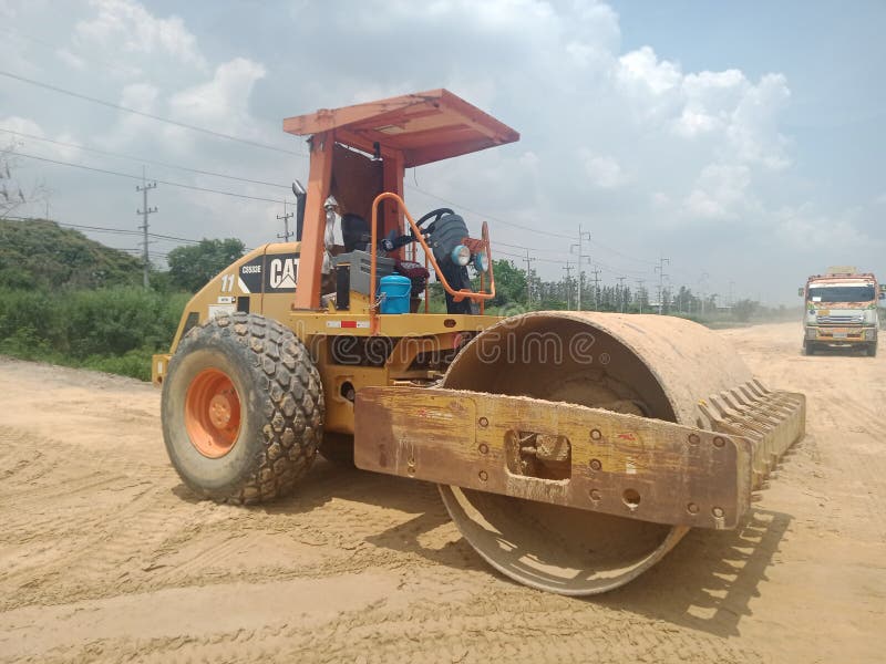 Cat Cs533e Vibratory Soil Compactor Editorial Photography - Image of ...