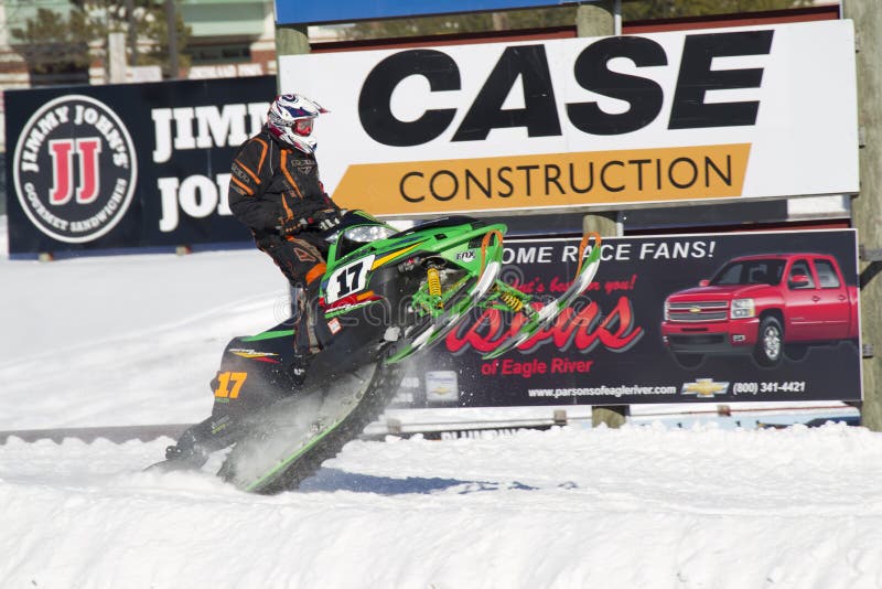 Cat Sno Pro Snowmobile Racing ártica Verde Imagen editorial - Imagen de ...