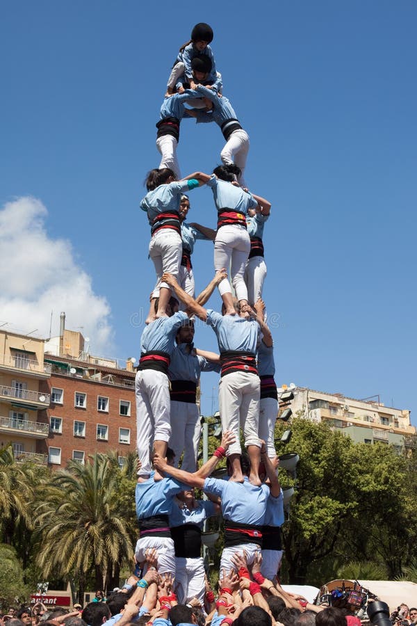 Castellers Hace Un Castell O Una Torre Humana, Típica En Cataluña Foto ...