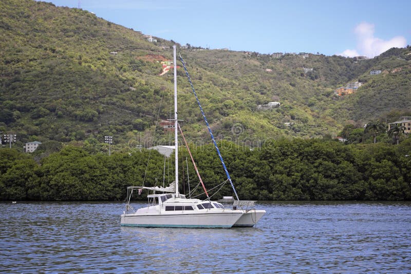 Catamaran in De Keerkringen Stock Afbeelding - Image of eiland, pier ...