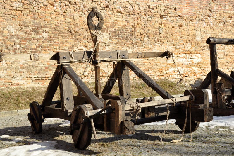 Catapulte antique photo stock. Image du roche, siège - 13402938