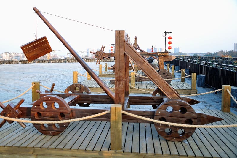 Catapulte antique photo stock. Image du roche, siège - 13402938