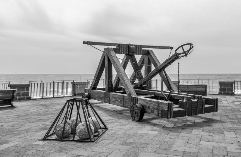 Catapulte Antique Sur Les Remparts D'Alghero Photo stock - Image du ...