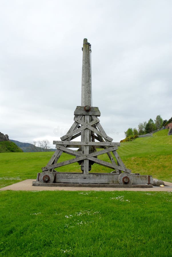 Catapulte en bois photo stock. Image du arme, objet, wooden - 35286650