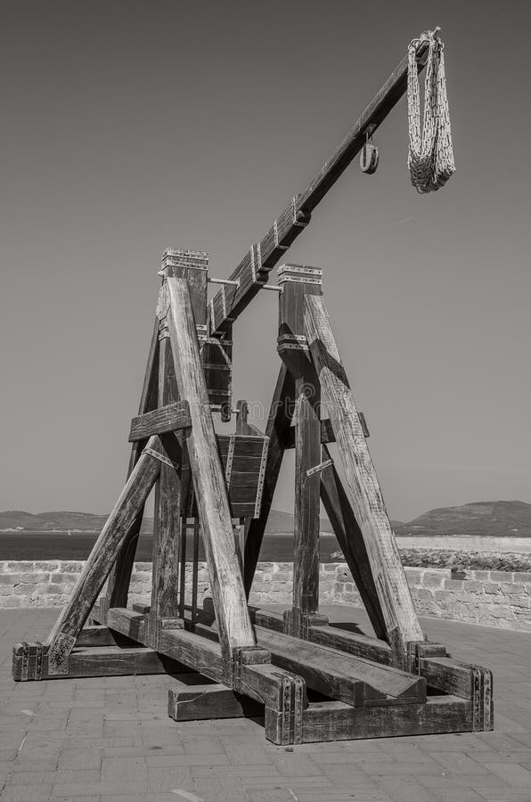Catapulte En Bois Antique D'isolement Sur Le Blanc Image stock - Image ...