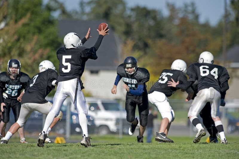 Catching the pass editorial photo. Image of fumble, group - 6793306