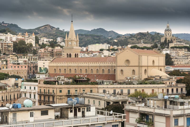 A Catedral Católica Do Domo Em Messina Foto de Stock - Imagem de sino ...
