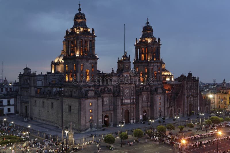 Palacio Nacional En Plaza De La Constitucion De Ciudad De México En La Noche Imagen de archivo ...