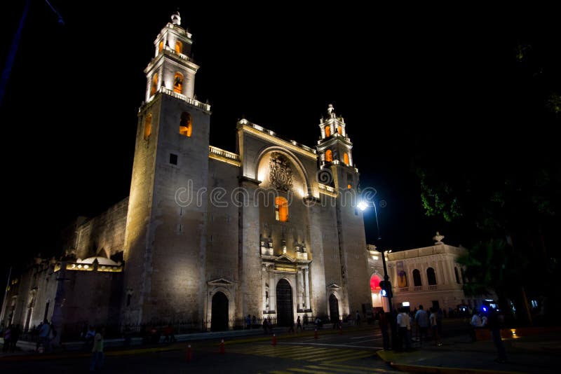 CATEDRAL DE MÉRIDA EN LA NOCHE Foto de archivo - Imagen de catedral ...