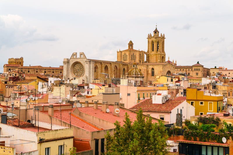 Catedral De Tarragona Y El Centro De La Ciudad Foto de archivo ...