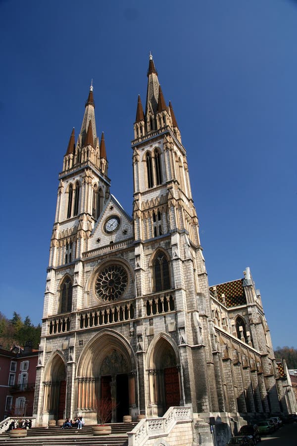 Catedral de Voiron foto editorial. Imagen de cruz, edificio - 28271556