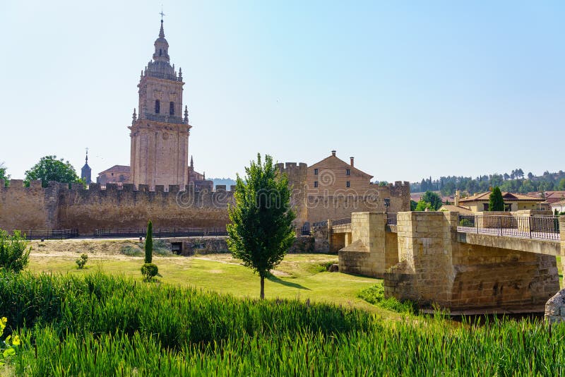 Catedral E Muro Da Cidade Medieval De Burgo De Osma, Em Espanha Foto de ...