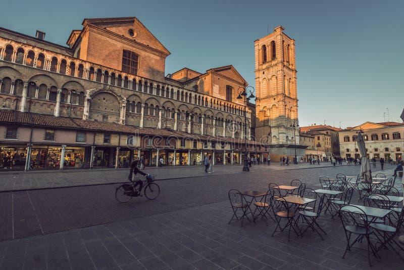 Catedral Y Plaza Principal De La Ciudad Ferrara Del Renacimiento Foto ... Catedral Y Plaza Principal De La Ciudad Ferrara Del Renacimiento Foto ...