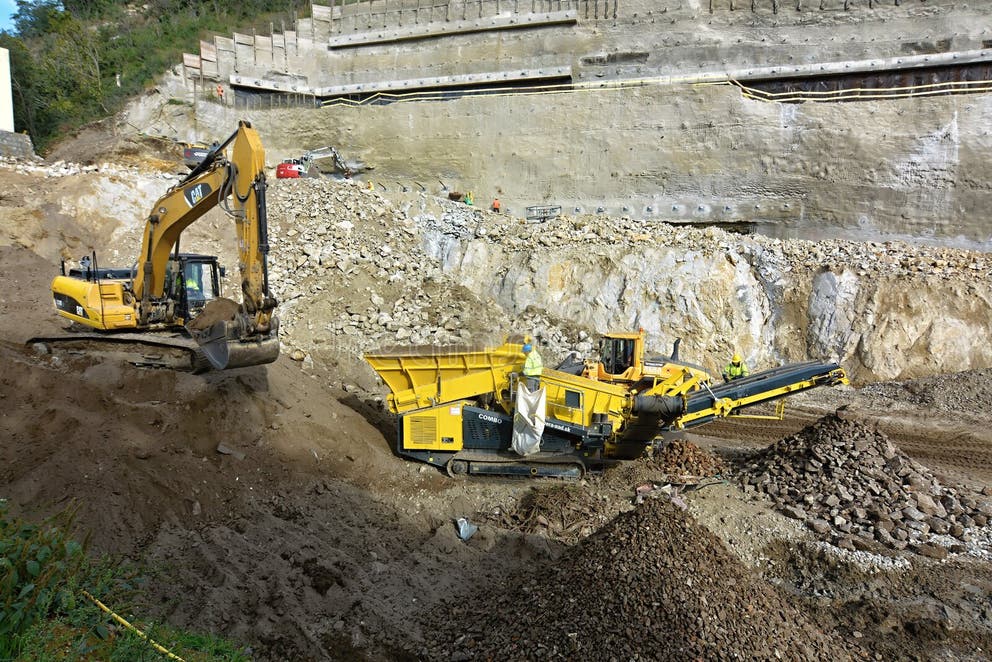 Caterpillar CAT 349D2 Excavator Editorial Photo - Image of building ...