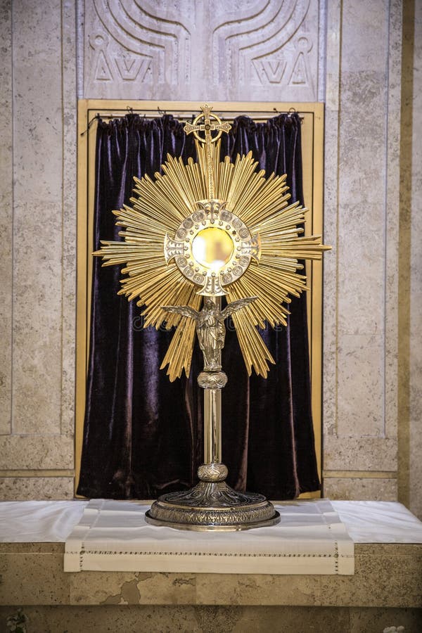 Priest Santisimo Host at Communion Stock Photo - Image of faith, cristo ...