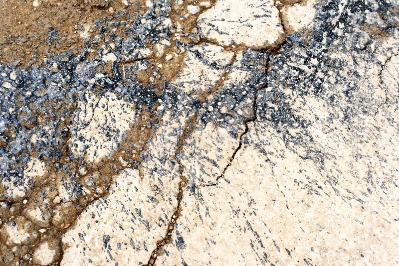Catrame Nero E Strada Rotta Per La Riparazione Fotografia Stock ...