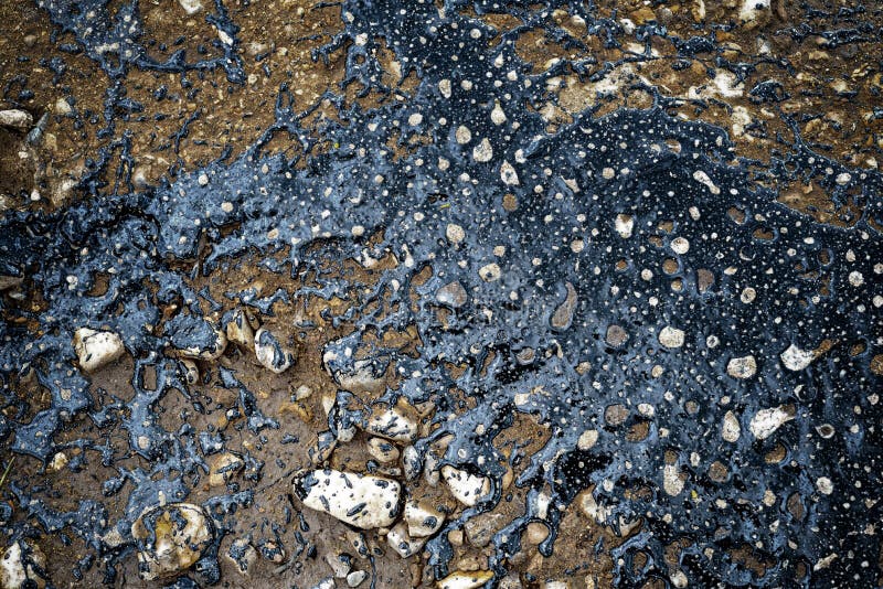 Catrame Nero E Strada Rotta Per La Riparazione Immagine Stock ...