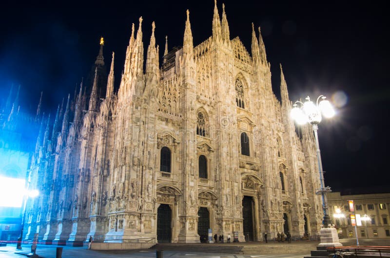 Cattedrale Del Duomo Di Notte, Milano Immagine Stock Editoriale ...