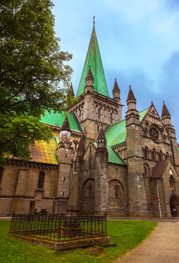 Cattedrale a Trondeim Norvegia Al Tramonto Fotografia Stock - Immagine ...